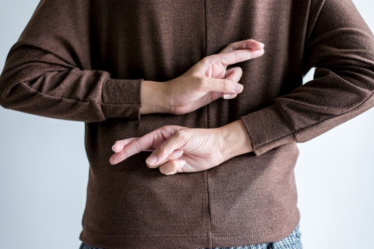 Pathological Liar: 7 Clear, Dangerous Signs You're Dating One ...